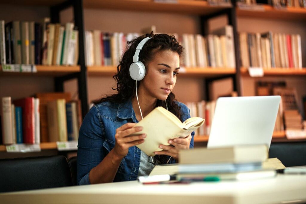 A Guide to Prereqs for Nursing School | IntelyCare